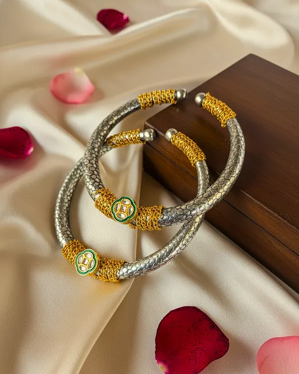 Karatique Handcrafted Oxidized Silver Textured Anklet with Gold Thread ...