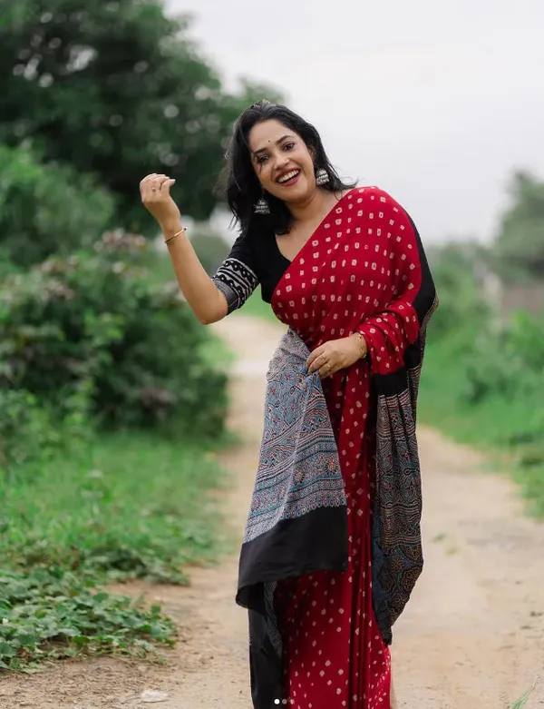 Clothing Saree Hub Red Bandhani Print Modal Silk Saree With Blouse Piece Price in India - Buy ...